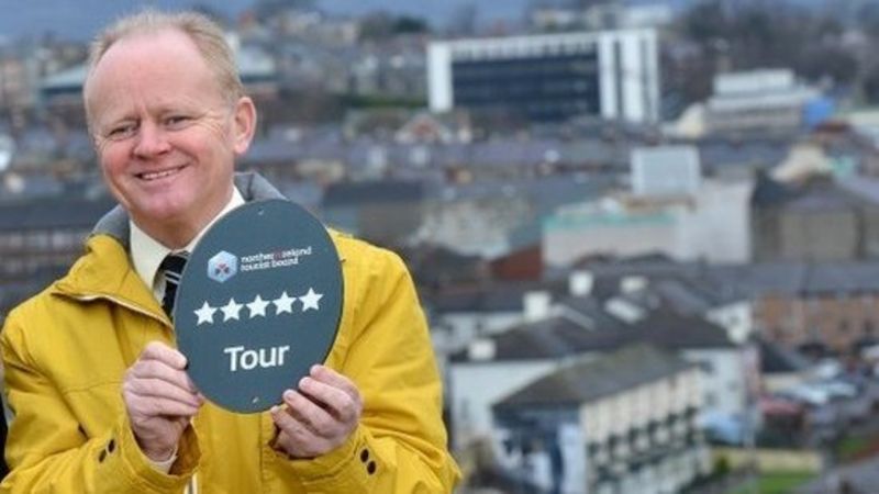 Martin McCrossan: Londonderry tour guide dies - BBC News
