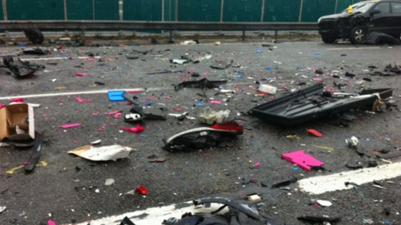 About 40 vehicles in M40 fatal crash in Oxfordshire - BBC News