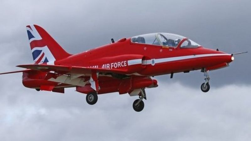 Red Arrows runway photographers 'risking lives' - BBC News