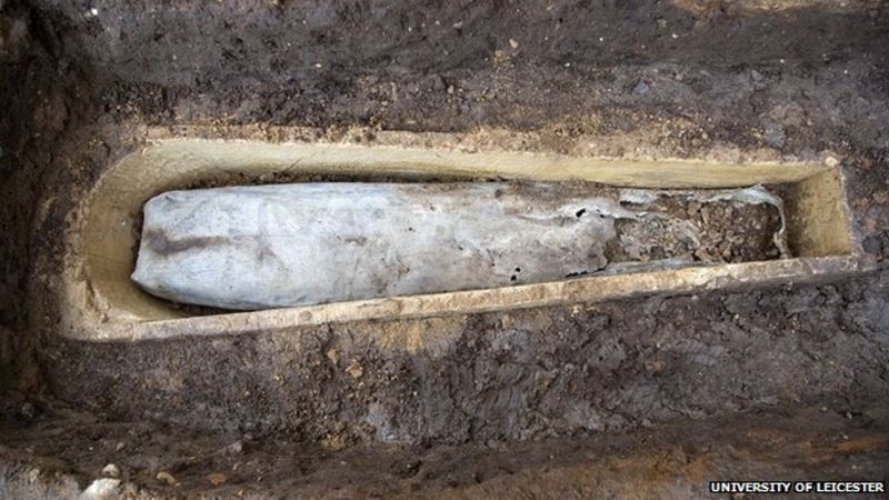 Richard III excavation: Body found at site 'was a woman' - BBC News