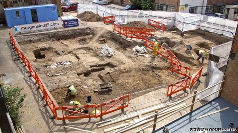 Richard III excavation: Body found at site 'was a woman' - BBC News