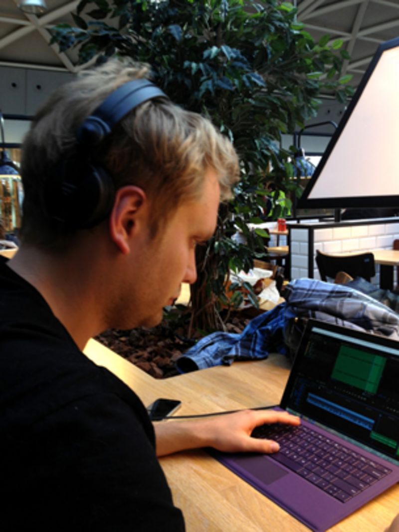 Technology TV programme Click made on mobiles - BBC News