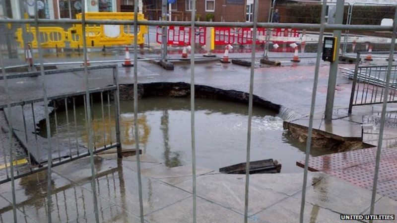 Southport: Collapsed sewer causes large hole in road - BBC News