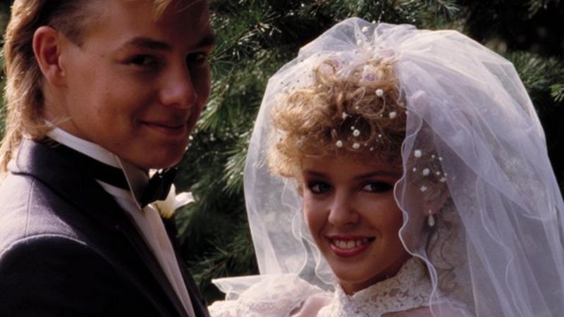 Vivean Gray, Mrs Mangel in Neighbours, dies aged 92 - BBC News