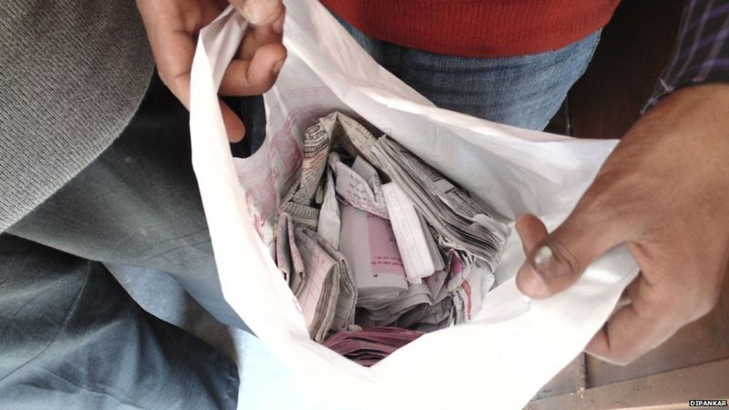 India students caught 'cheating' in exams in Bihar - BBC News