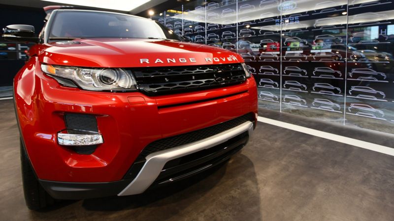 Largest Land Rover convoy record set in Northamptonshire - BBC News