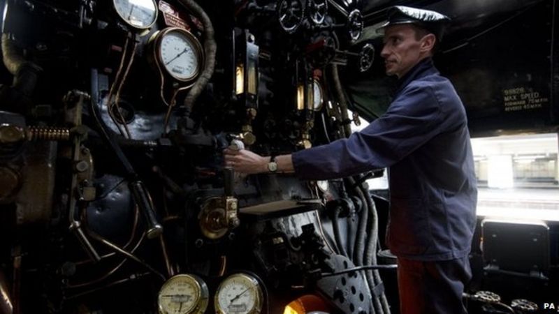 'Young' steam train driver qualifies on London-Surrey run - BBC News