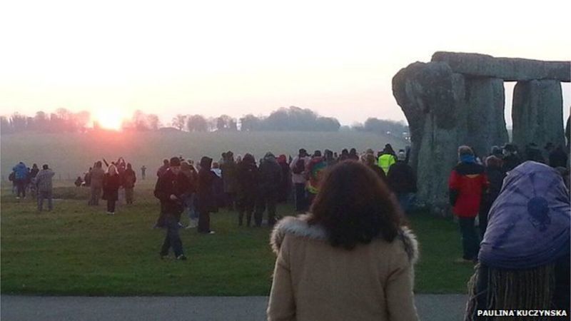First Day of spring: Stonehenge crowd gathers for sunrise - BBC News