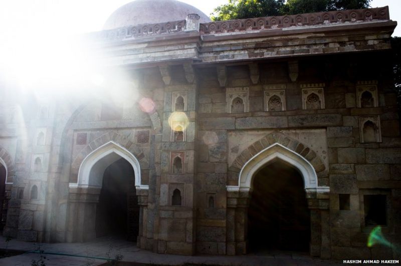 The forgotten mosques of Delhi - BBC News