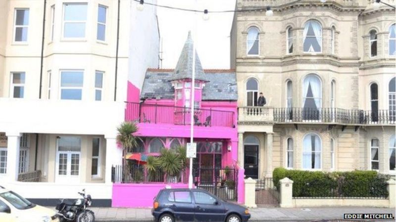 Worthing seafront's pink house gets white make-under - BBC News