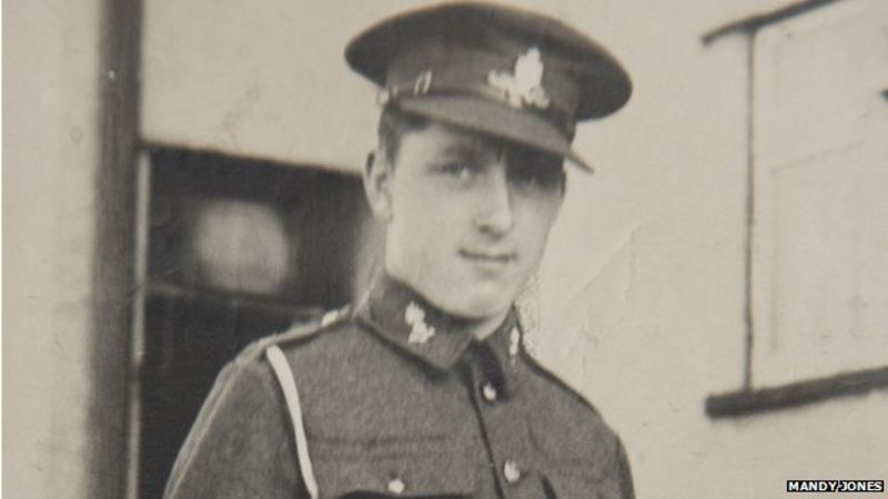 WW2 ambush survivor Alf Davies's memories in time capsule - BBC News
