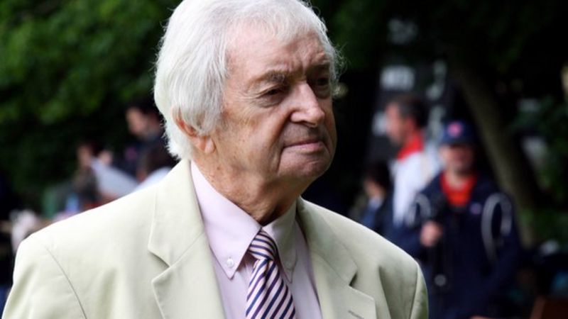Richie Benaud: Private funeral for cricket legend - BBC News