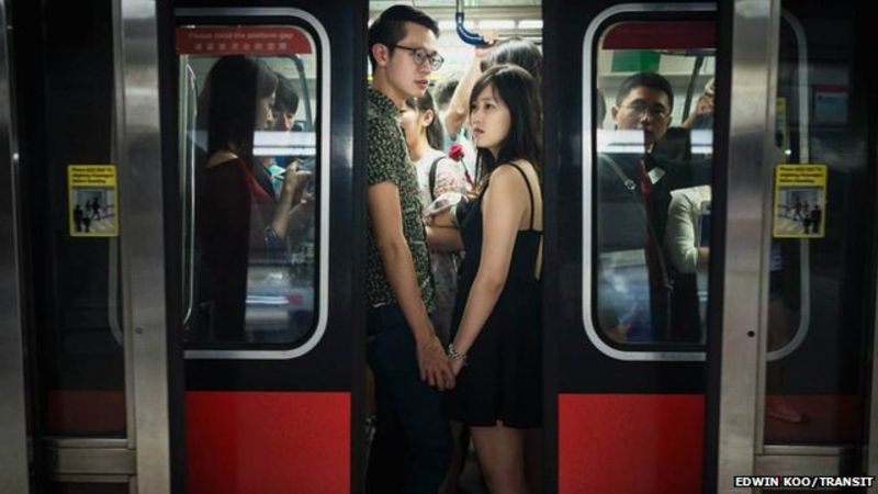 Singapore photographer captures life on the MRT - BBC News