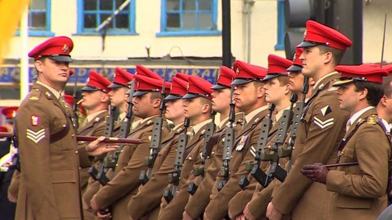 Army's Light Dragoons say farewell to Dereham for last time - BBC News