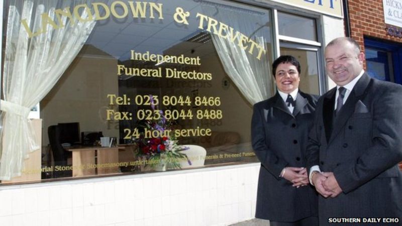 Southampton funeral director jailed for £23,000 con - BBC News