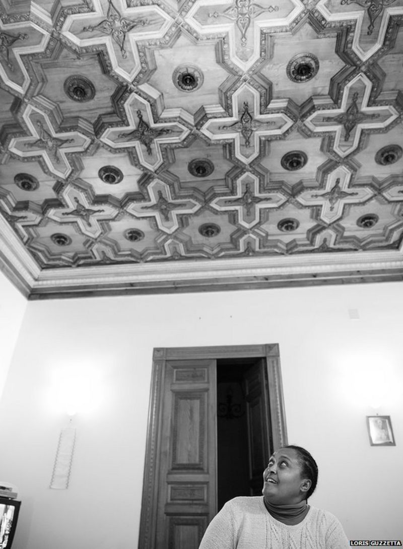 The migrants who took over a Sicilian palace - BBC News