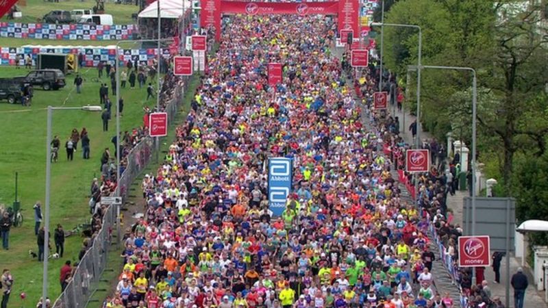 London Marathon: Thousands take part in biggest race - BBC News