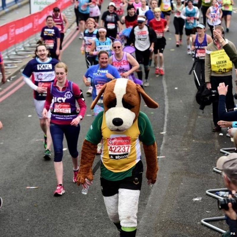 In pictures: London Marathon runners - BBC News