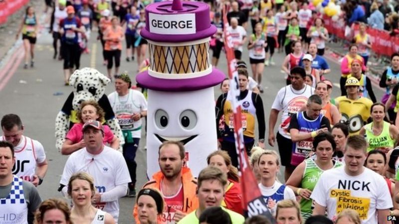 In pictures: London Marathon runners - BBC News