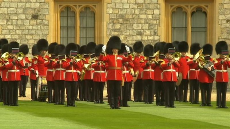 Queen presents new colours to Welsh Guards in ceremony - BBC News