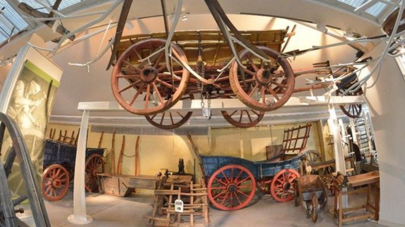 Mouse gets caught in 155-year-old trap in Reading museum - BBC News