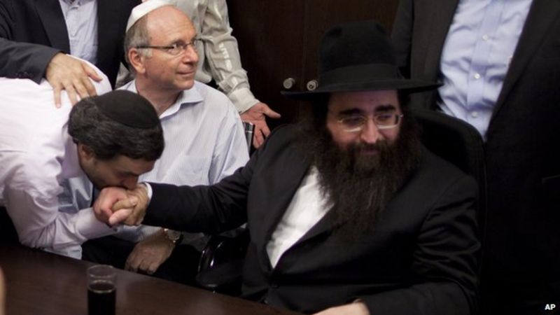 Renowned Israeli rabbi Yoshiyahu Pinto jailed for bribery - BBC News