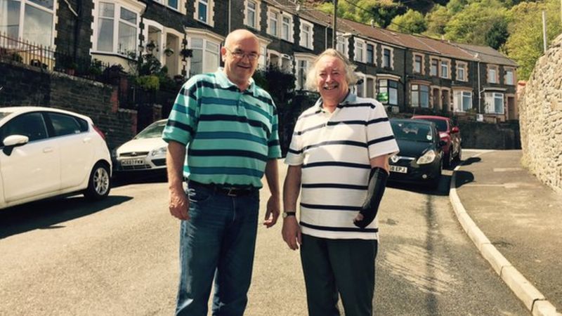 Man's hand reattached after DIY accident with circular saw - BBC News