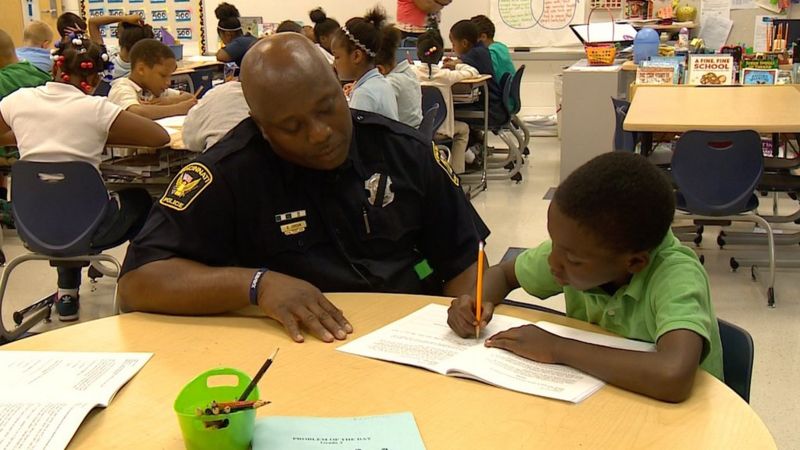 The US police chief fighting to end racial tension - BBC News