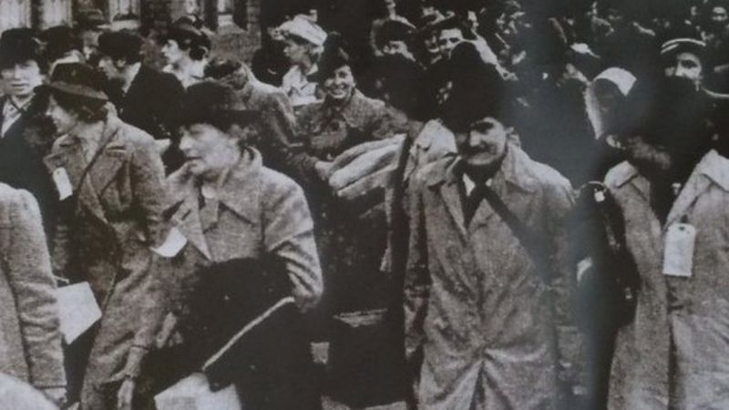 Isle of Man exhibition features history of WW2 internment camp - BBC News