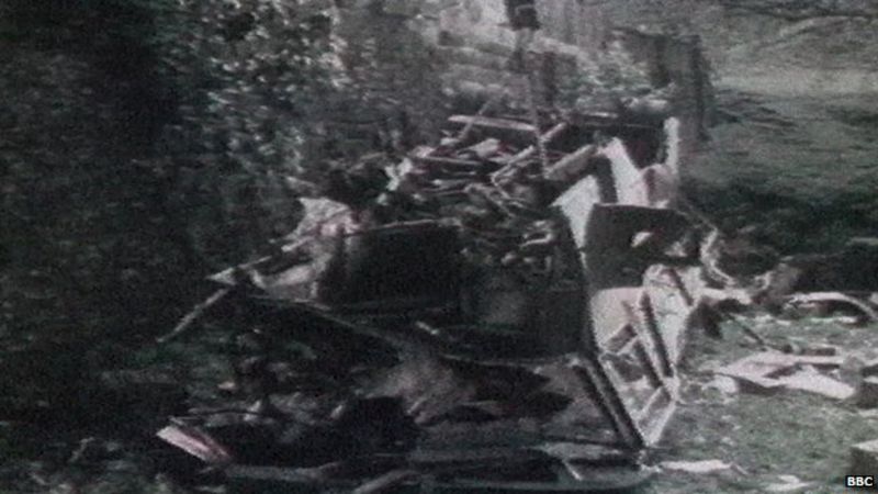 Dibbles Bridge coach crash 40th anniversary marked - BBC News
