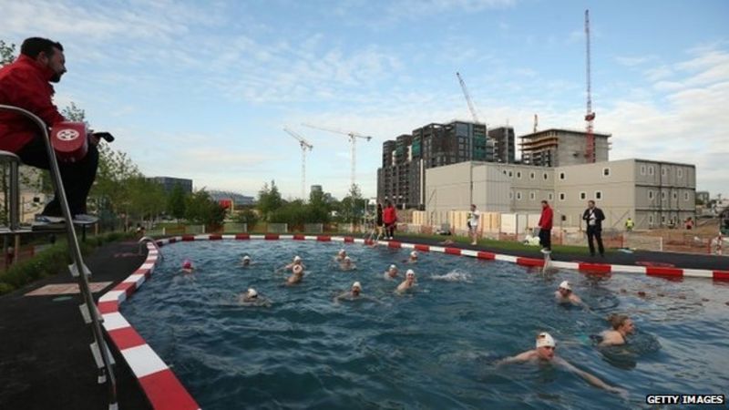 Art installation bathing pond opens in King's Cross - BBC News