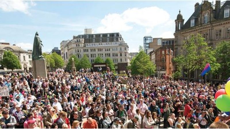 Thousands attend London Pride march - BBC News
