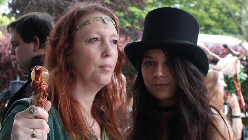 'Eron the wizard': Crowds attend Wiccan funeral - BBC News