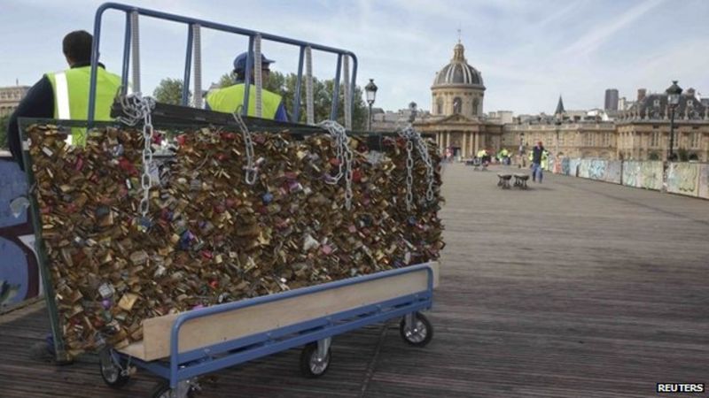 Paris 'love locks' removed from bridges - BBC News