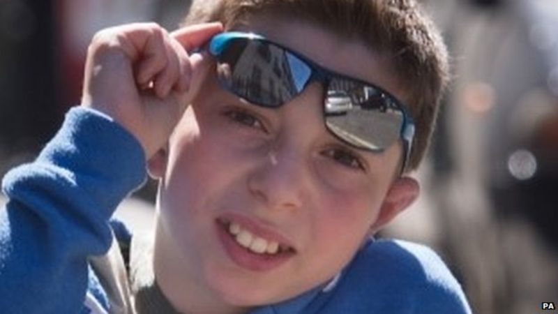 Boy born with no ears gets sunglasses wish - BBC News