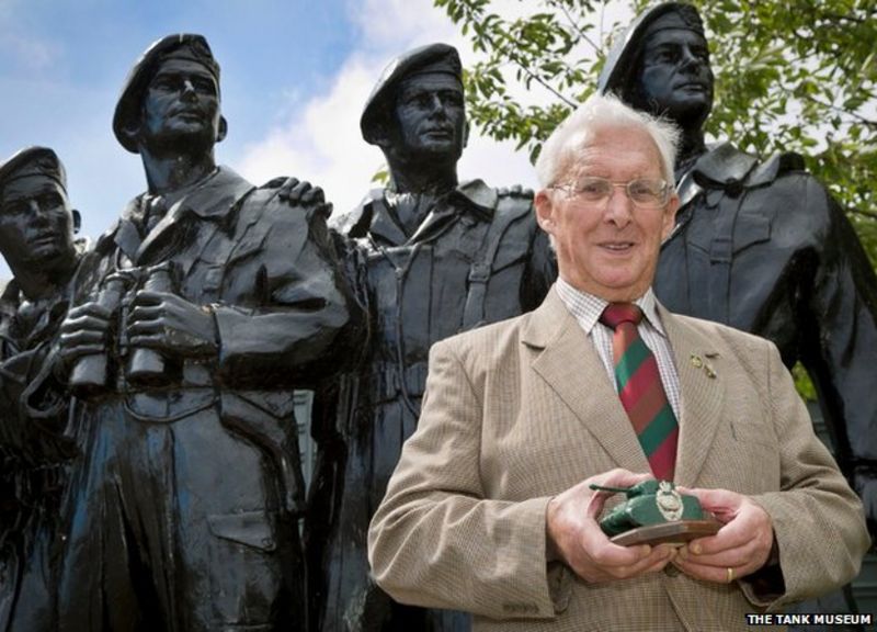 WW2 Veteran returns model tank to Bovington army camp - BBC News