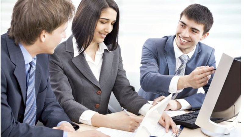 Most graduates 'in non-graduate jobs', says CIPD - BBC News