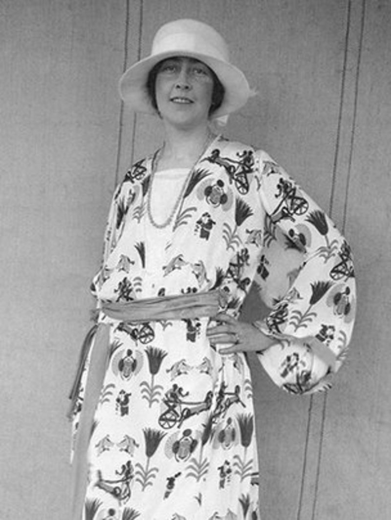 Agatha Christie as a young woman in new exhibition - BBC News