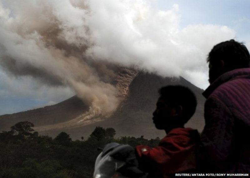 Sinabung eruption: Thousands flee Indonesia volcano - BBC News