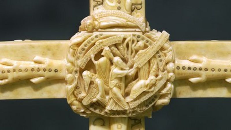 'Bury Cross' back on display at St Edmundsbury Cathedral - BBC News