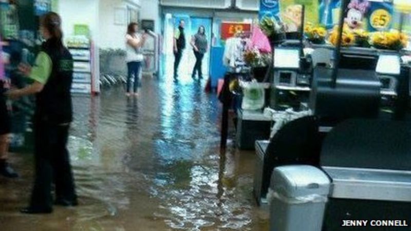 Heavy rain causes flooding in Nottinghamshire - BBC News