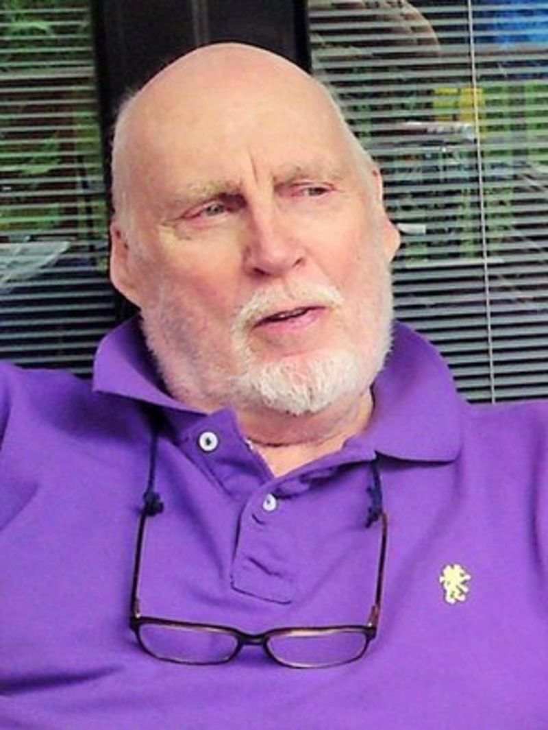 Terry Richards: UK stunt man dies aged 81 - BBC News