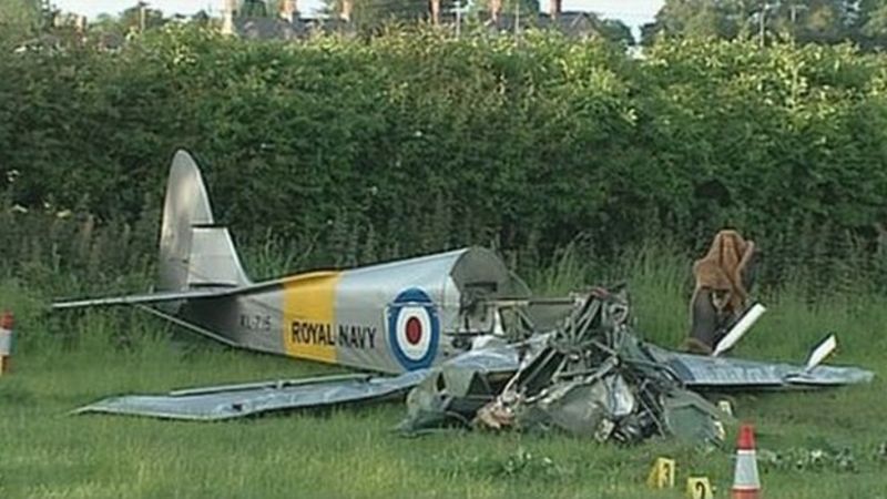 Biplane crash: Pilot 'attempted loop-the-loop' - BBC News