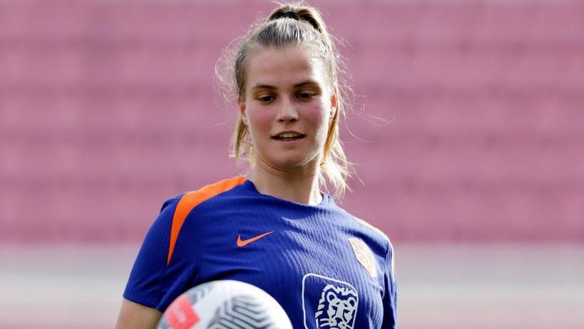 Marit Auee: Brighton sign Dutch defender from FC Twente - BBC Sport