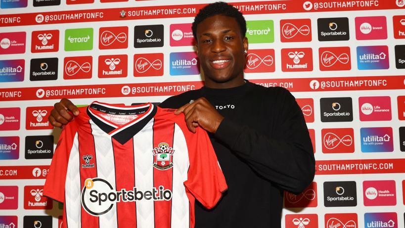 Southampton sign teenager Thierry Small from Everton - BBC Sport