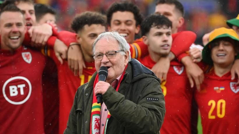 Dafydd Iwan: Oriel atgofion pen-blwydd 80 - BBC Cymru Fyw