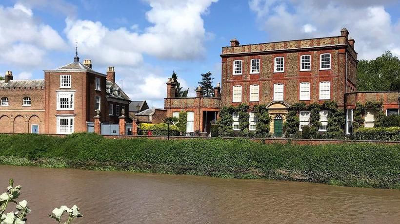 Free access to Wisbech garden extended after positive response - BBC News