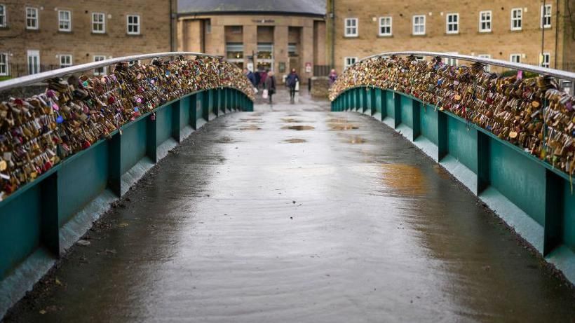 Bakewell love lock bridge: Padlocks to be removed forever - BBC News