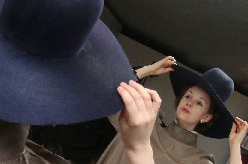 In pictures: Behind the scenes at London Fashion Week - BBC News