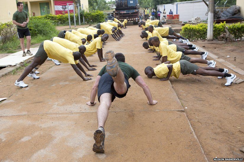 In pictures: Training Mali's army - BBC News